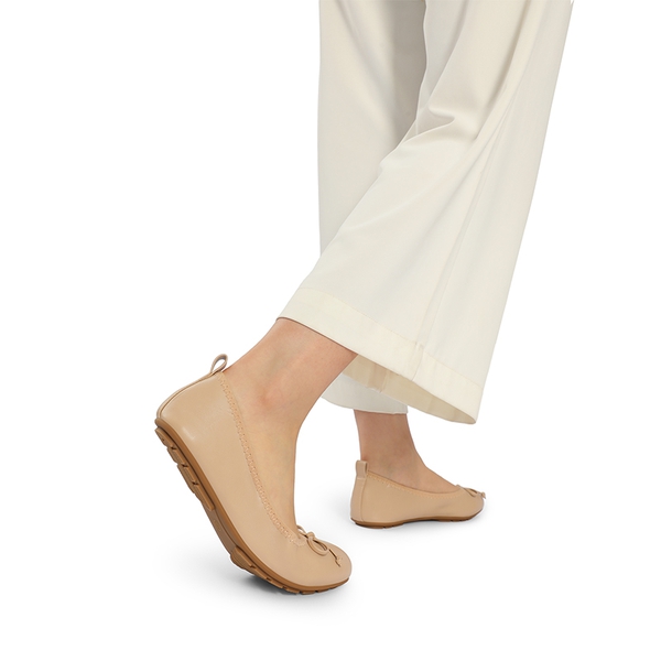 8 Striking Flats To Wear With Wide-Leg Pants